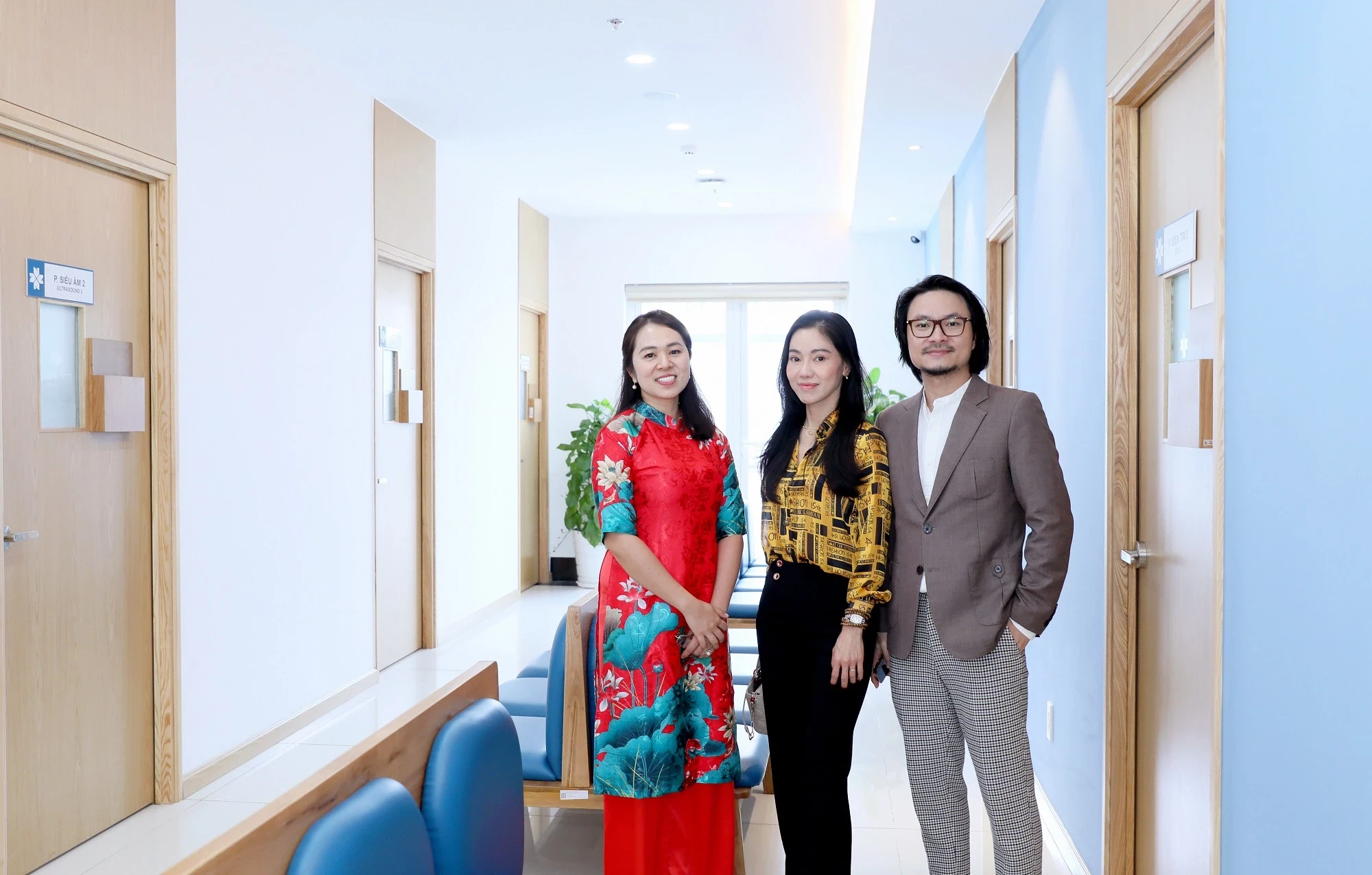 ĐẠO DIỄN HOÀNG NHẬT NAM VÀ CEO PHẠM KIM DUNG CHÚC MỪNG BERNARD KHAI ...