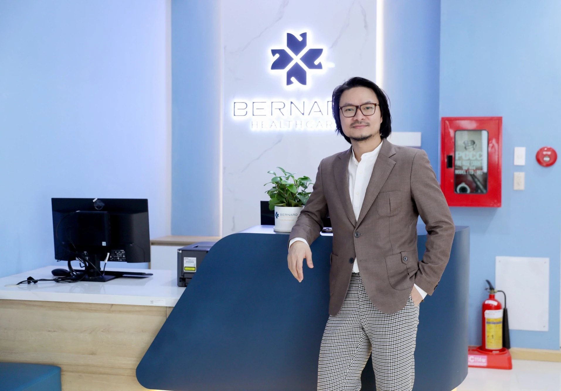 ĐẠO DIỄN HOÀNG NHẬT NAM VÀ CEO PHẠM KIM DUNG CHÚC MỪNG BERNARD KHAI ...