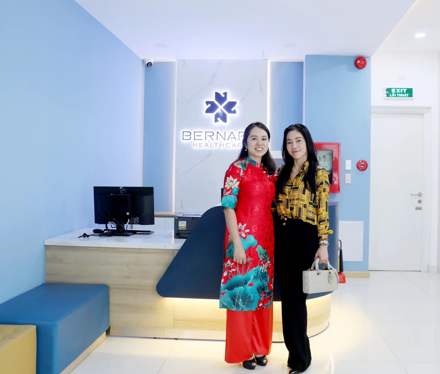 ĐẠO DIỄN HOÀNG NHẬT NAM VÀ CEO PHẠM KIM DUNG CHÚC MỪNG BERNARD KHAI ...